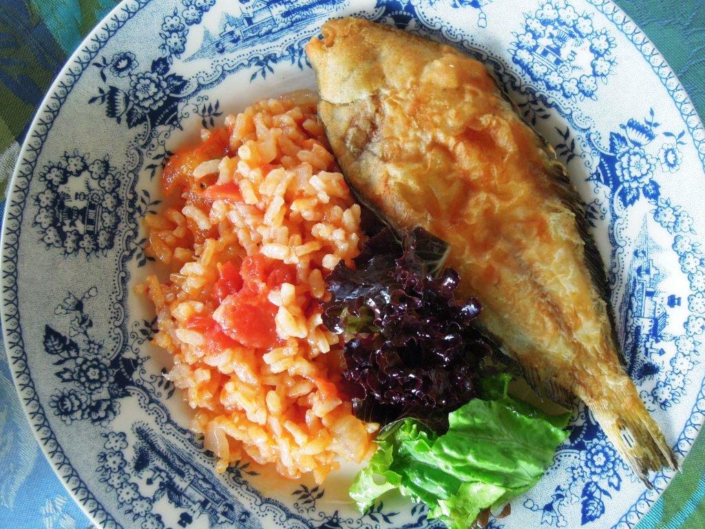 Azevias fritas com arroz de tomate, um petisco delicioso