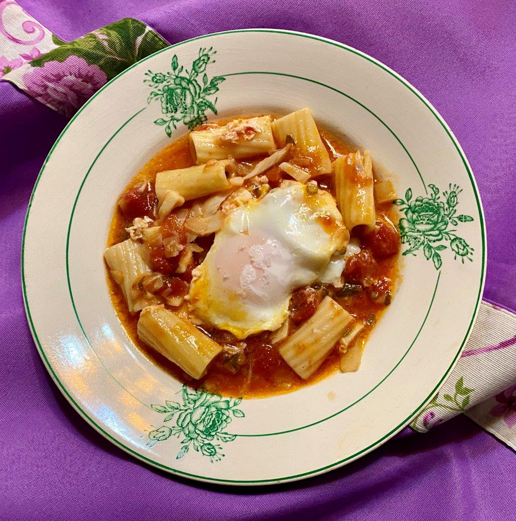 Sopa de massa guisada com bacalhau e ovo escalfado - Grafe e Faca