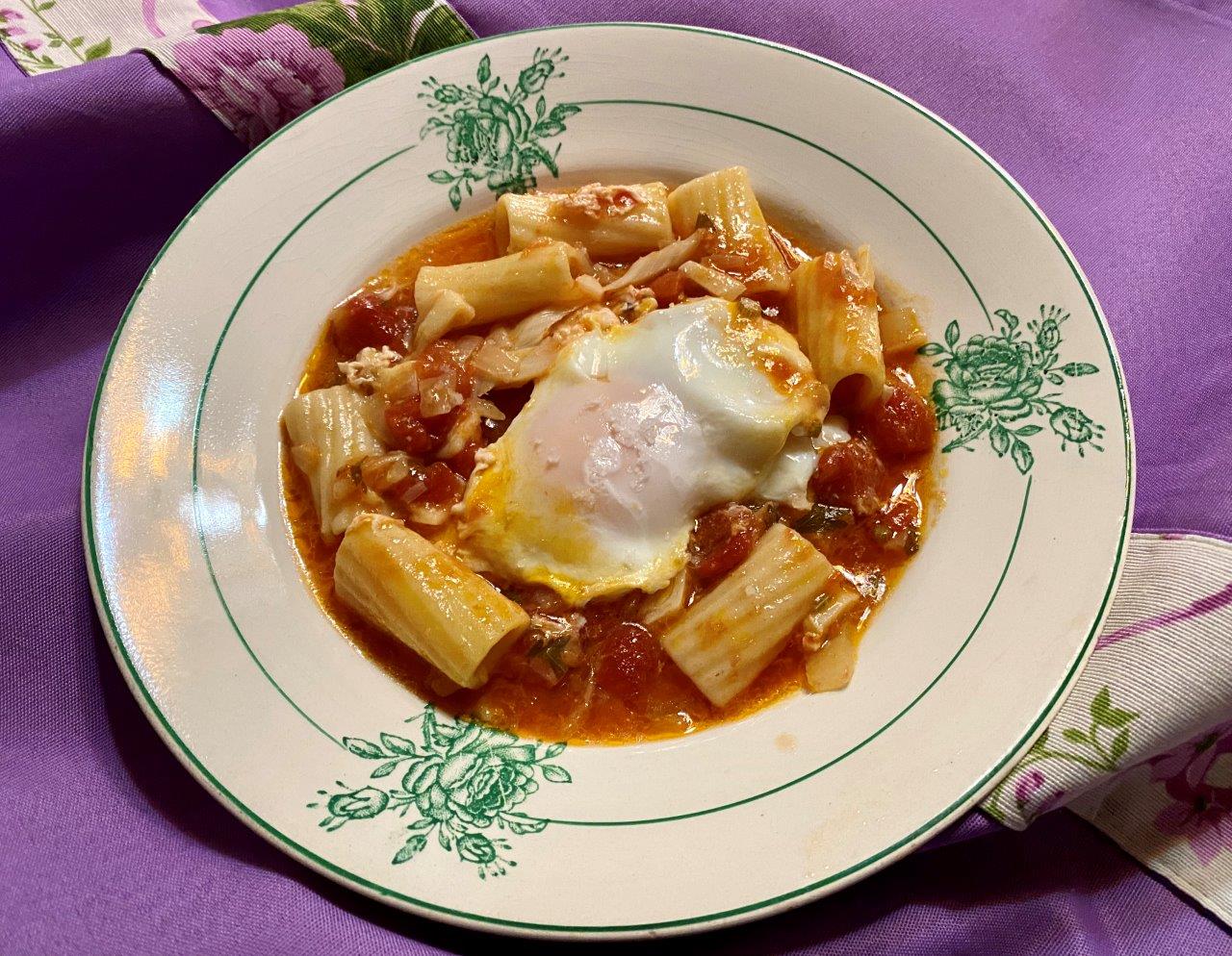 Sopa de massa guisada com bacalhau e ovo escalfado - Grafe e Faca